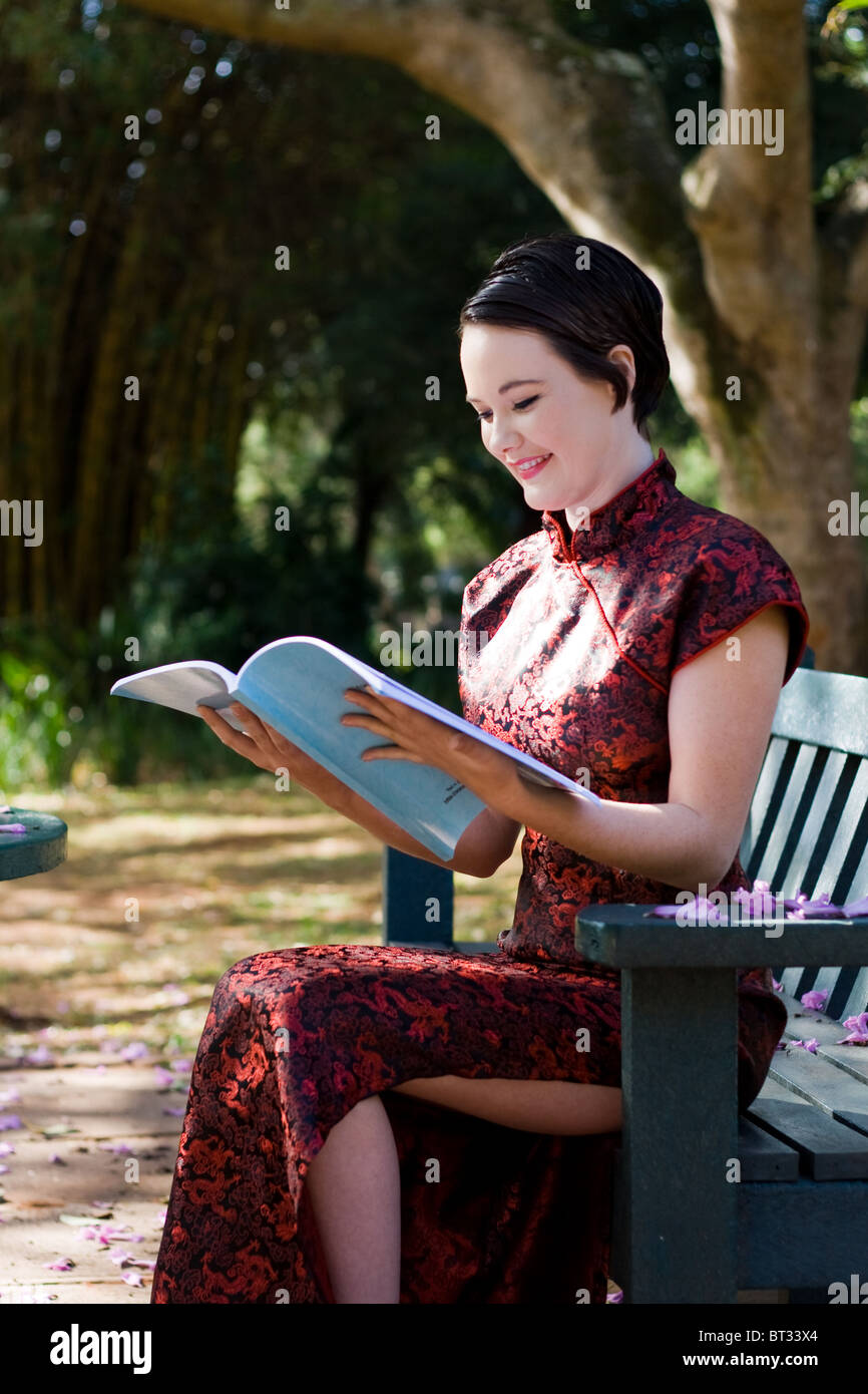 Chi pao hi-res stock photography and images - Alamy