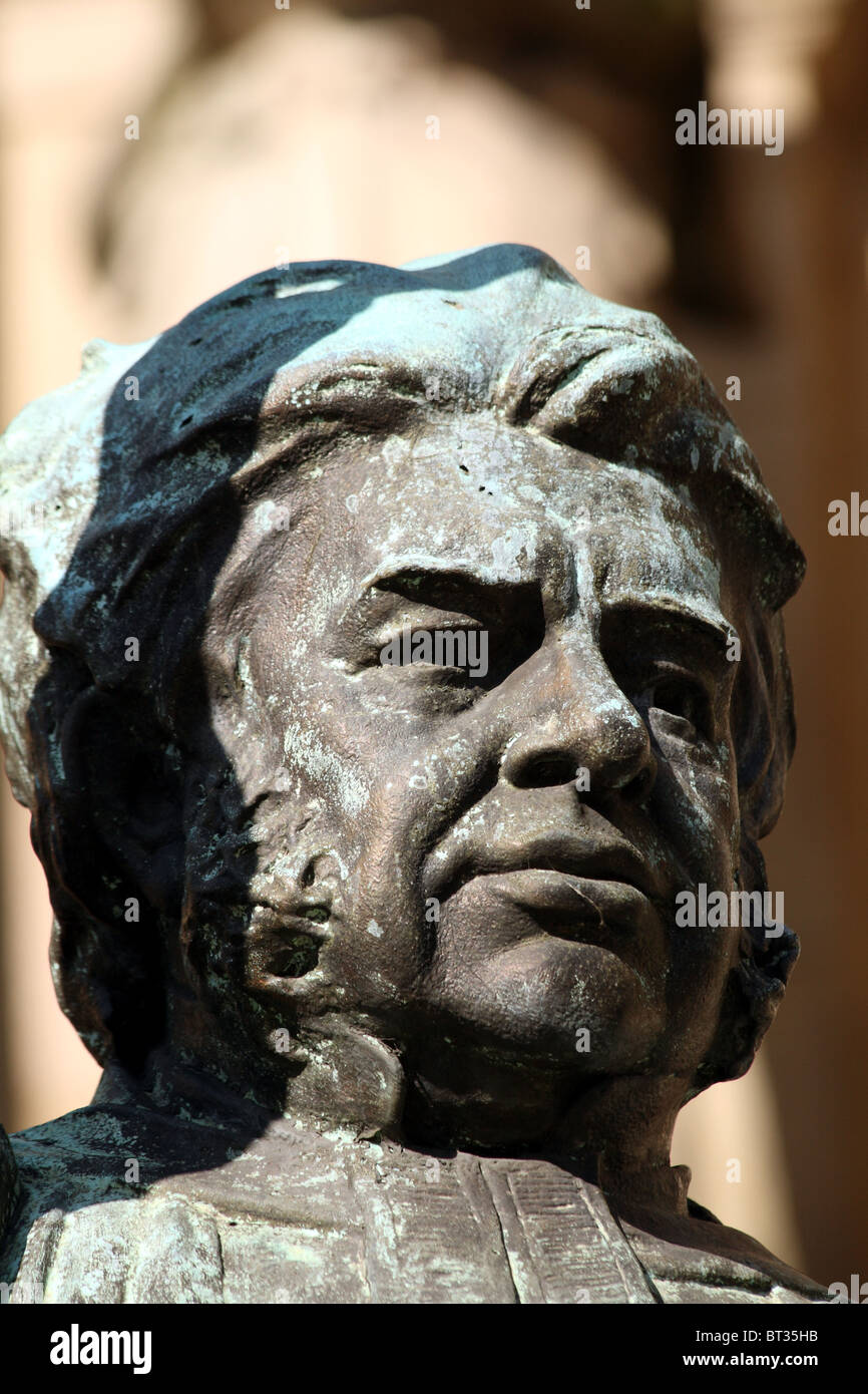 Walter hook leeds sculpture hi-res stock photography and images - Alamy