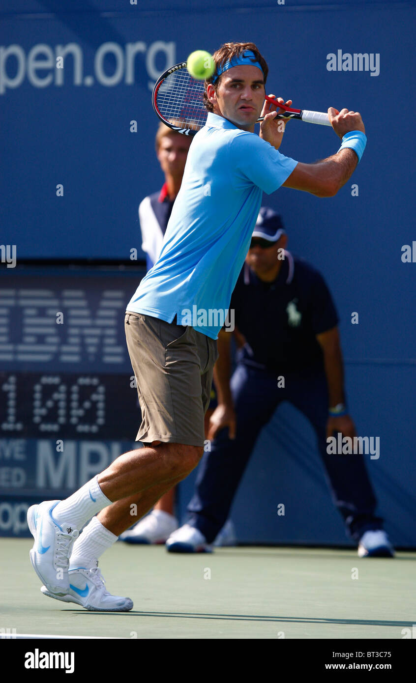 Action sport tennis roger federer hi-res stock photography and images ...