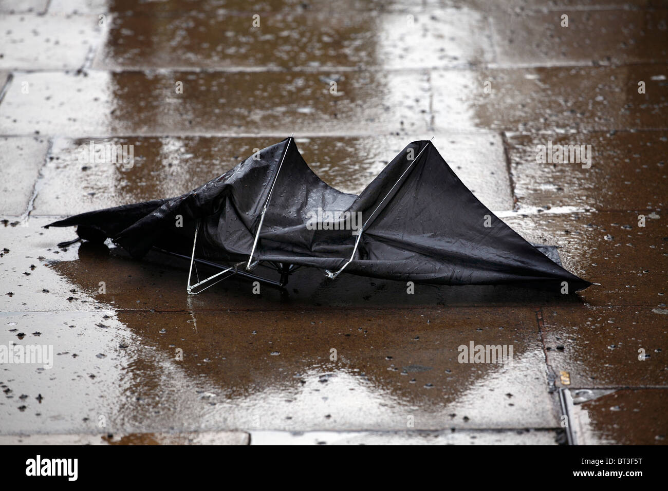 Discarded broken Umbrella in the wet Stock Photo - Alamy