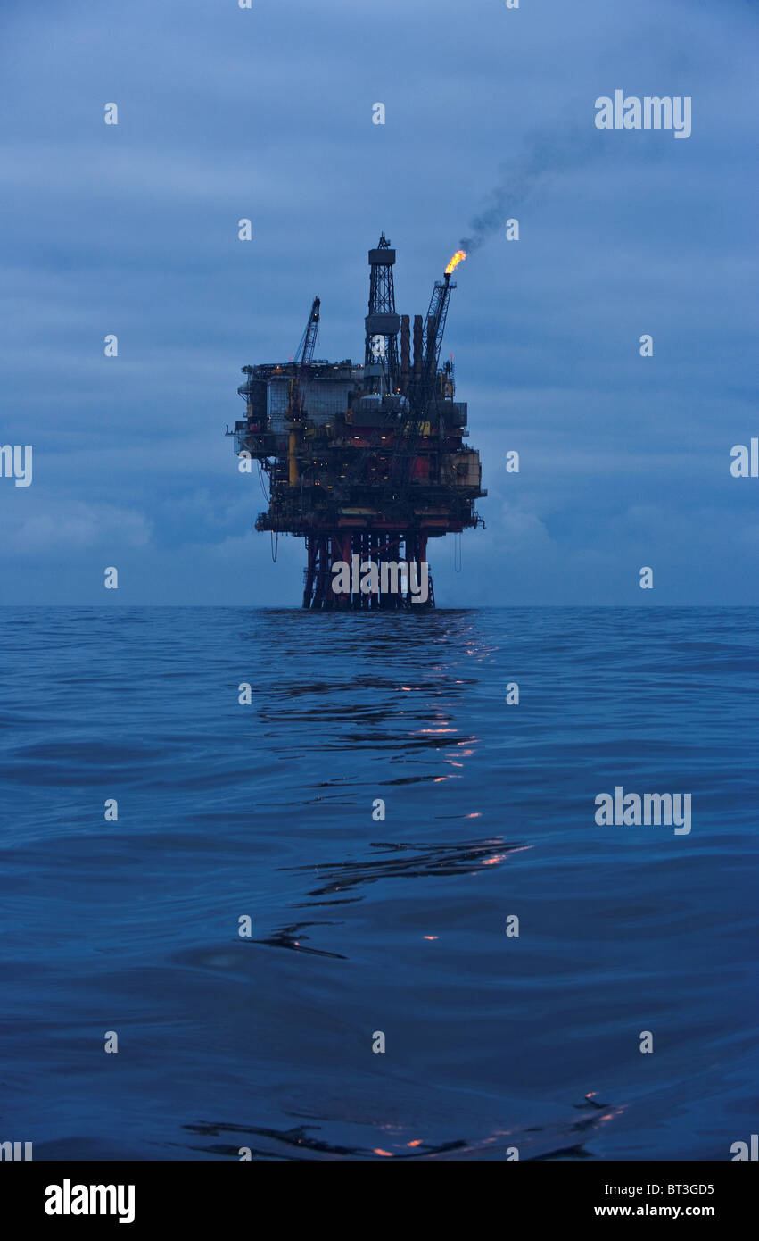 Oil rig beryl b industry hi-res stock photography and images - Alamy