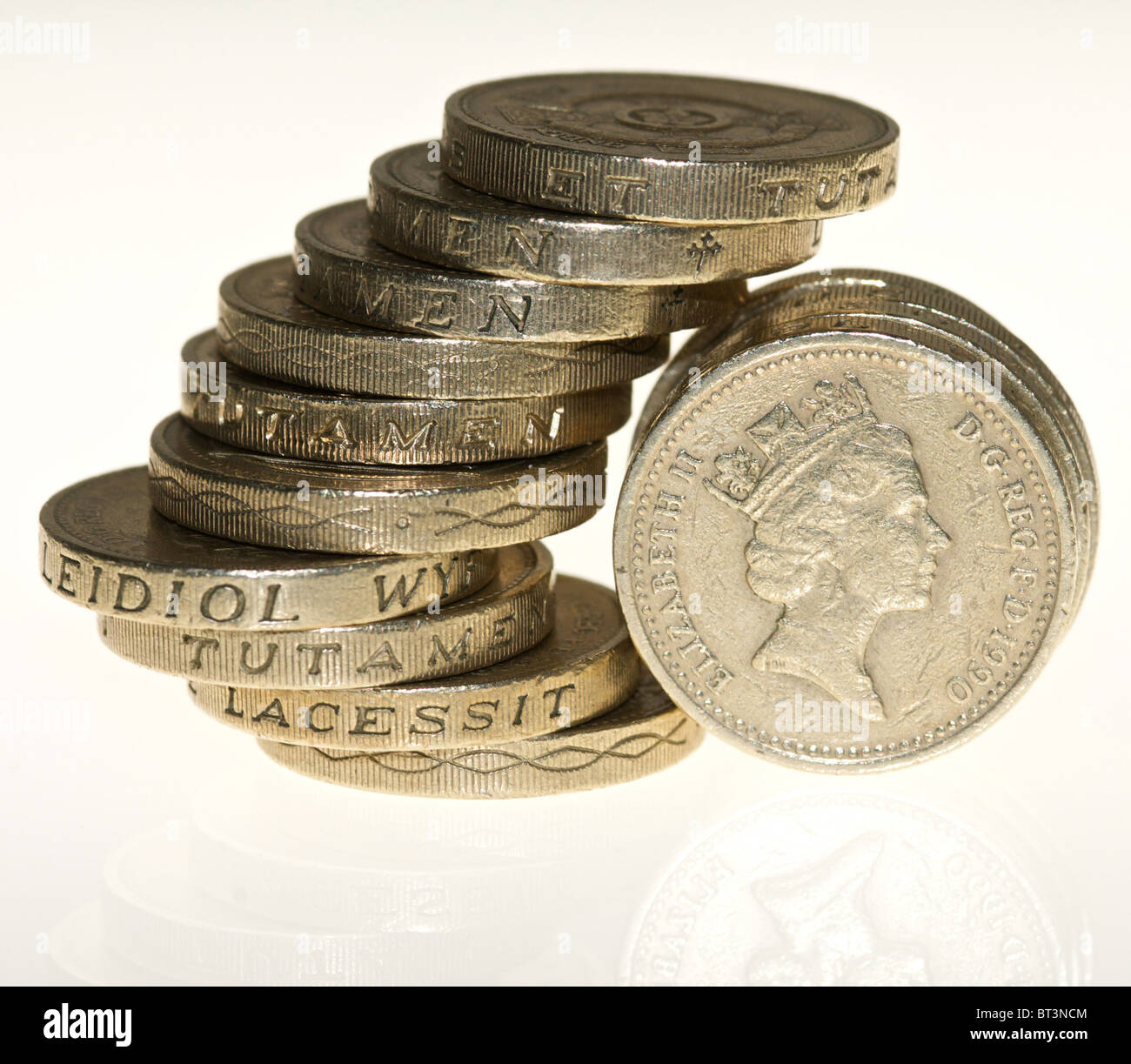 Stack of british one pound coins hi-res stock photography and images ...