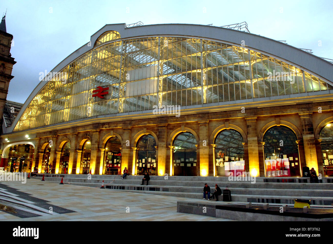 Front entrance of Liverpool Lime Street Station Stock Photo - Alamy