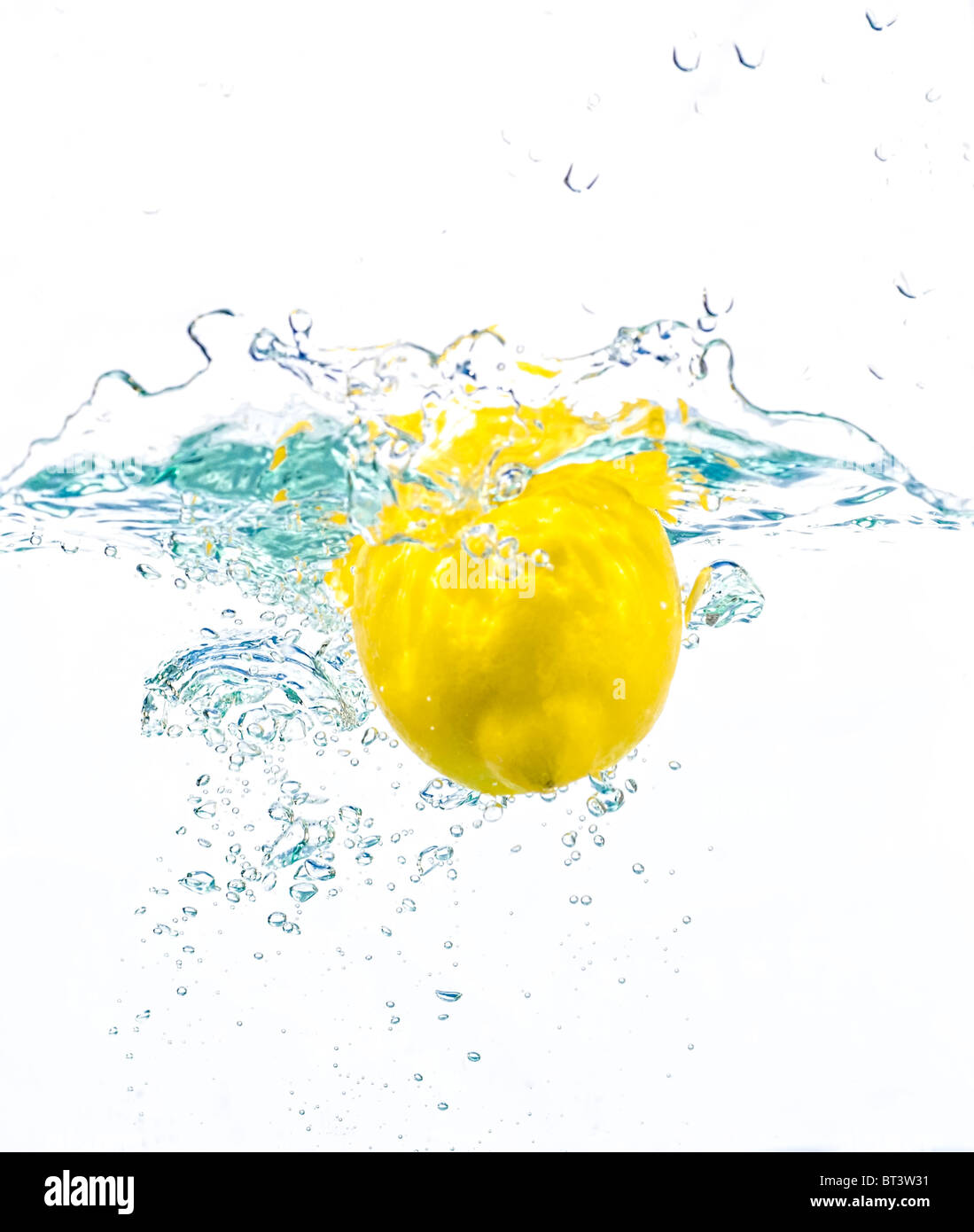 lemon dropping into water Stock Photo - Alamy