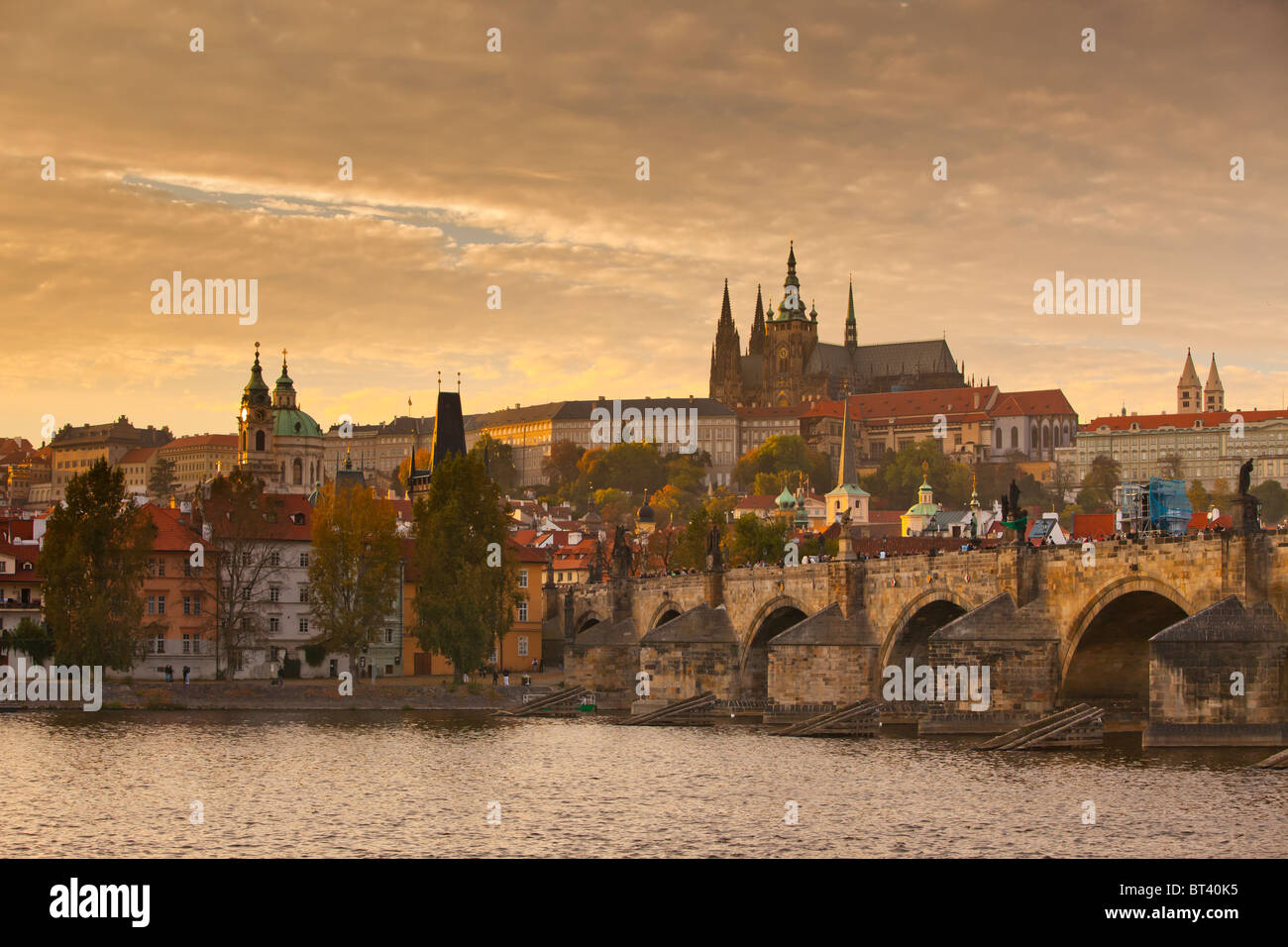 Sunset over prague castle charles hi-res stock photography and images ...
