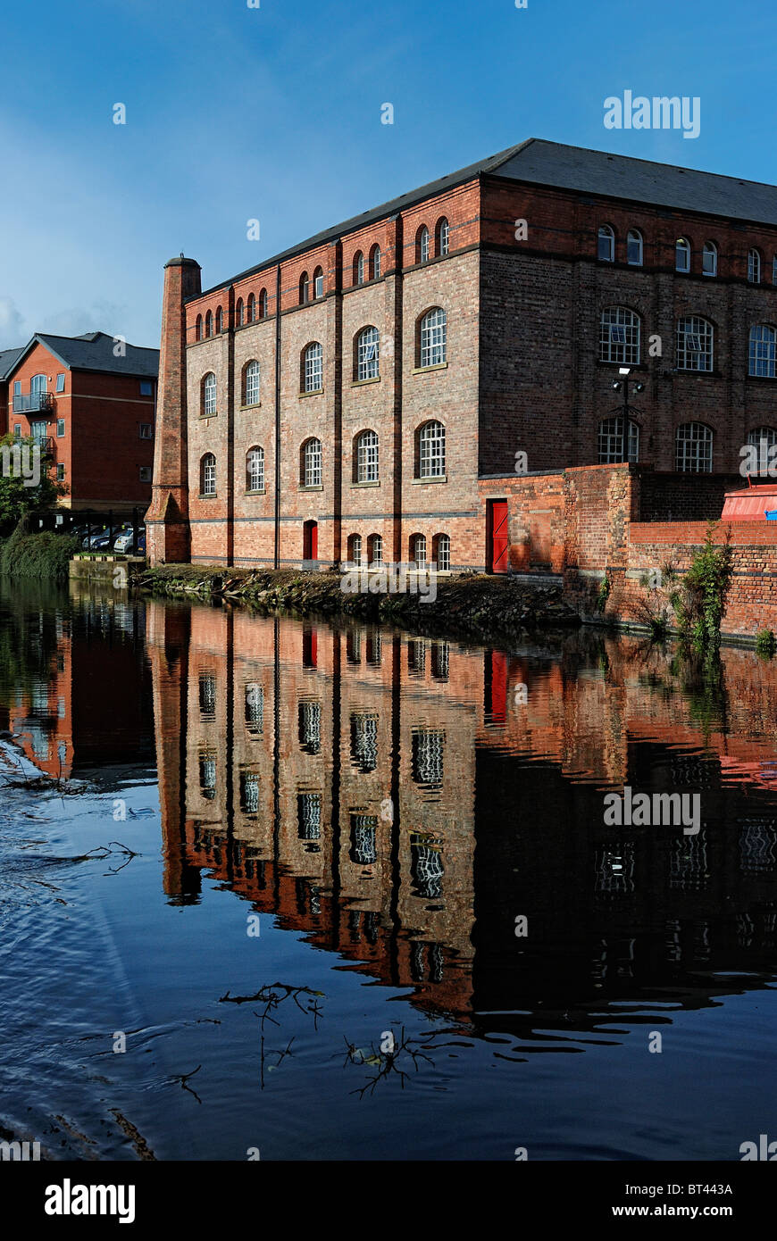 Building canal uk hi-res stock photography and images - Alamy