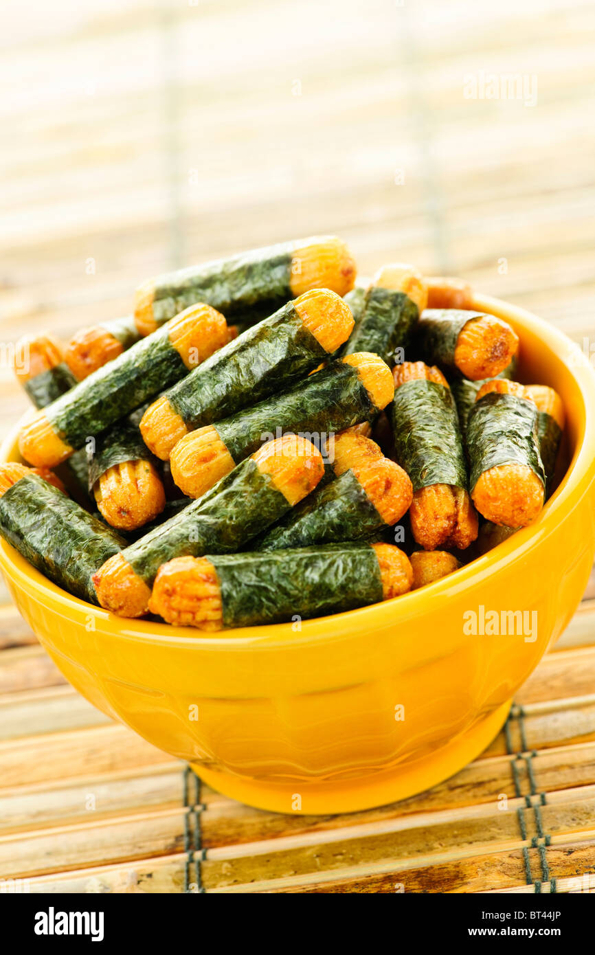 Bowl of Japanese rice and seaweed crackers Nori Maki Stock Photo - Alamy