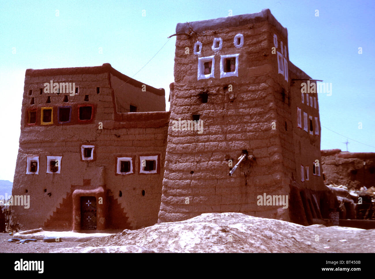 Yemeni houses made entirely of mud, Wadi Jawf, Yemen, 1981 Stock Photo ...