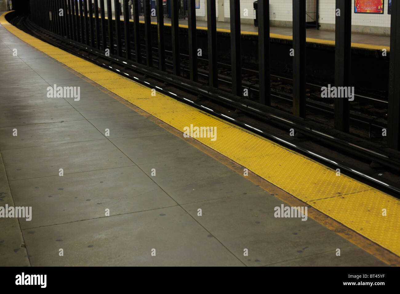 Subway platform New York City Stock Photo, Royalty Free Image: 32054611 ...