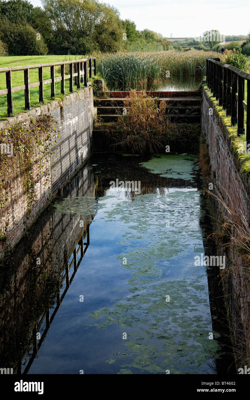 Old canal lock hi-res stock photography and images - Alamy
