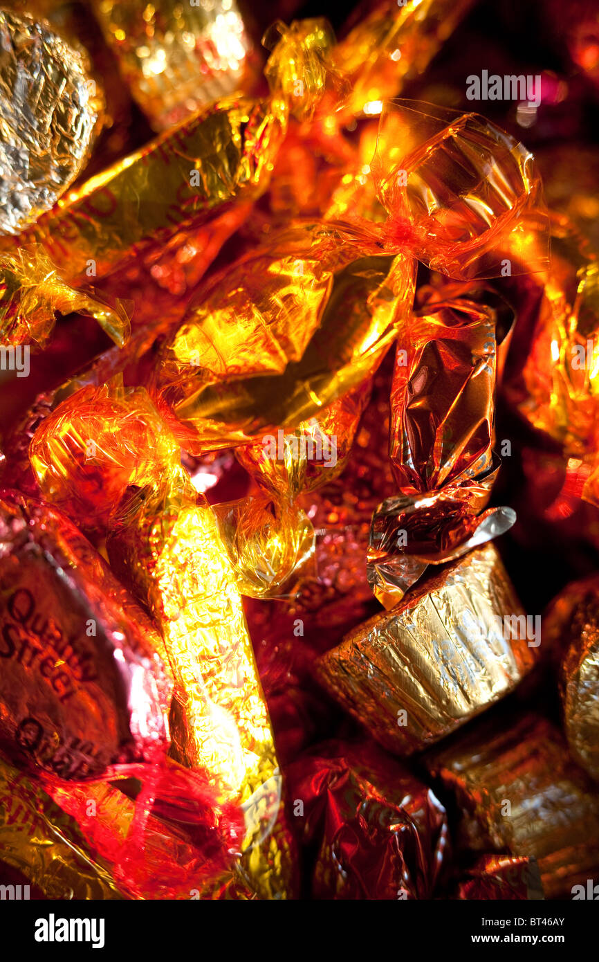 chocolate and toffee sweets in colorful wrappers Stock Photo - Alamy