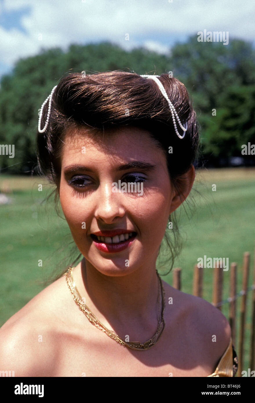 1, one, Frenchwoman, French woman, woman, eye contact, front view ...