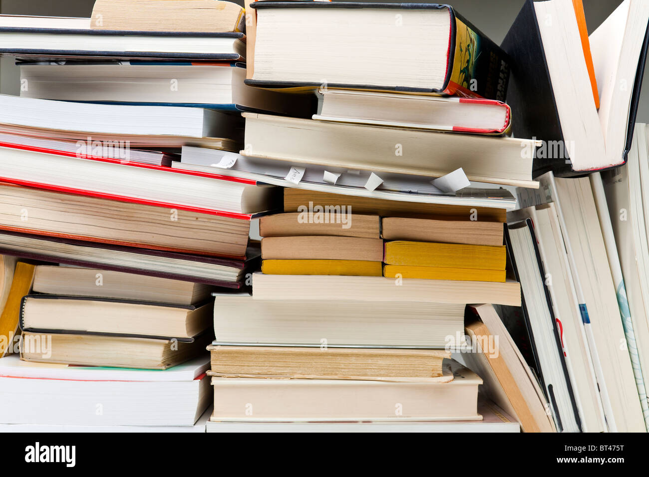 Pile of books hi-res stock photography and images - Alamy