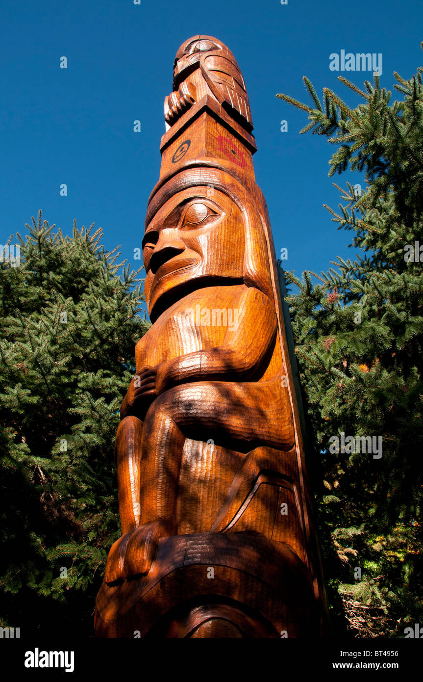 A traditional Indian totem pole, carved on site Stock Photo - Alamy