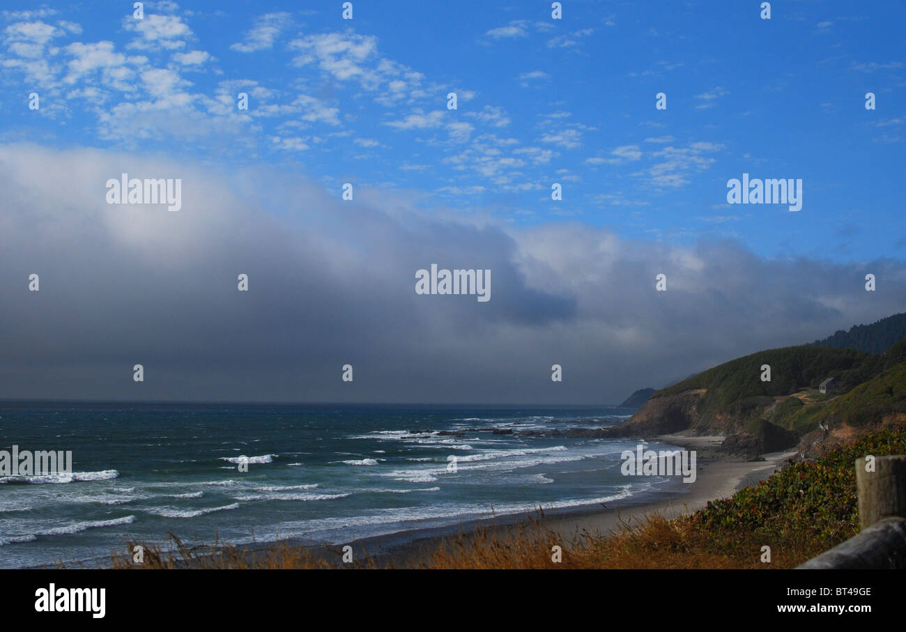 Fog coming in on the Oregon coast Stock Photo - Alamy