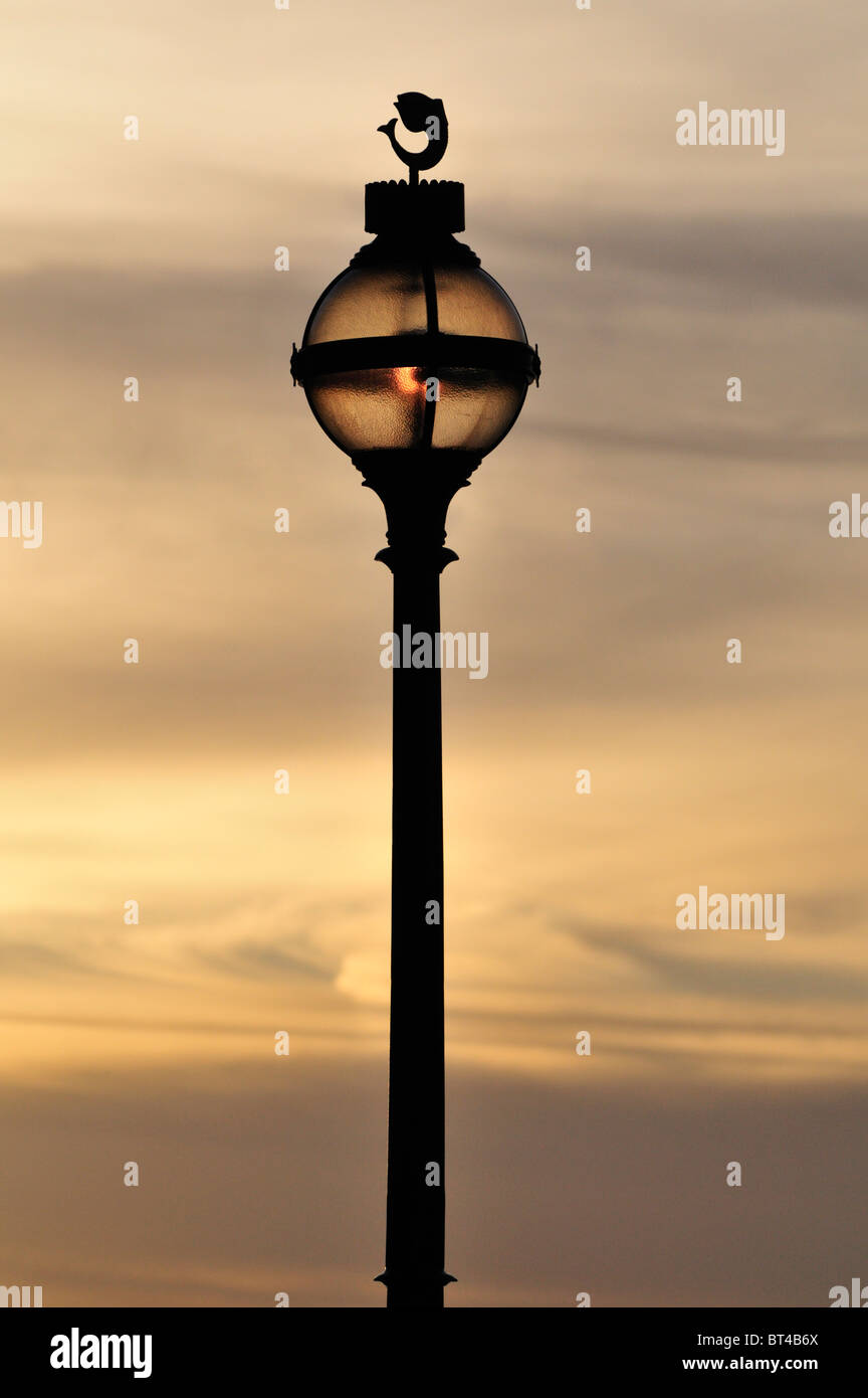 Old london street lamp hi-res stock photography and images - Alamy