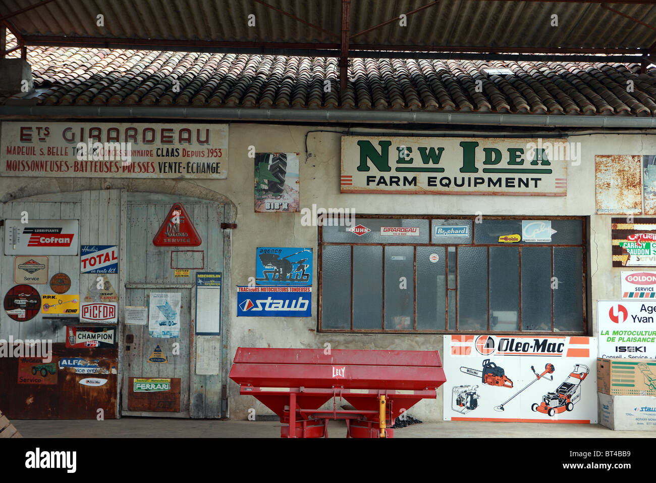 Old fashioned signs hi-res stock photography and images - Alamy