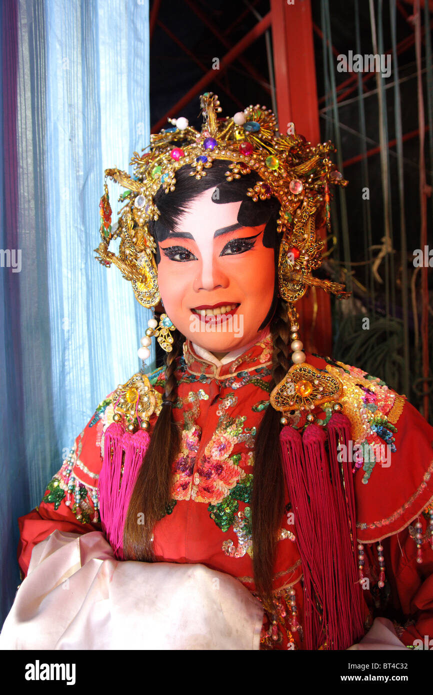 Chinese opera actor backstage hi-res stock photography and images - Alamy