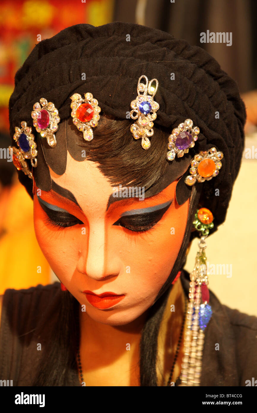 Portrait of Chinese Opera Performer preparing make-up Stock Photo - Alamy