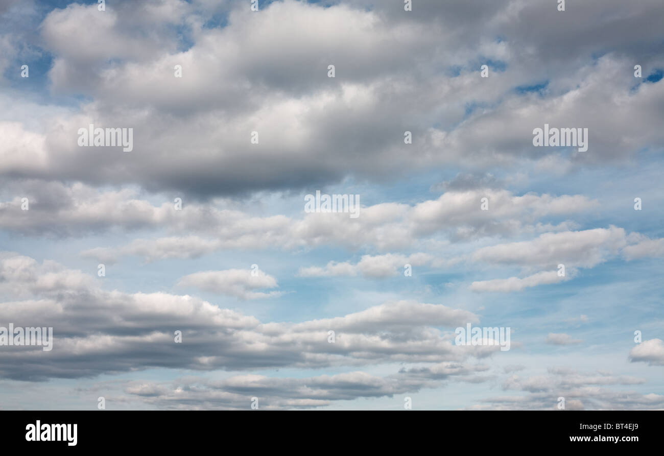 Cloudly background hi-res stock photography and images - Alamy