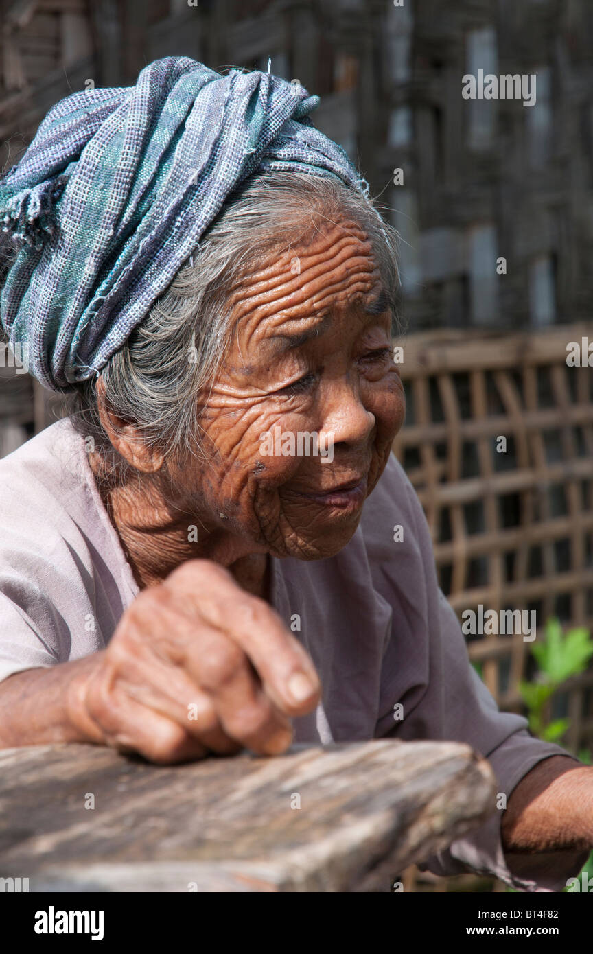 Myanmar old woman portrait hi-res stock photography and images - Alamy