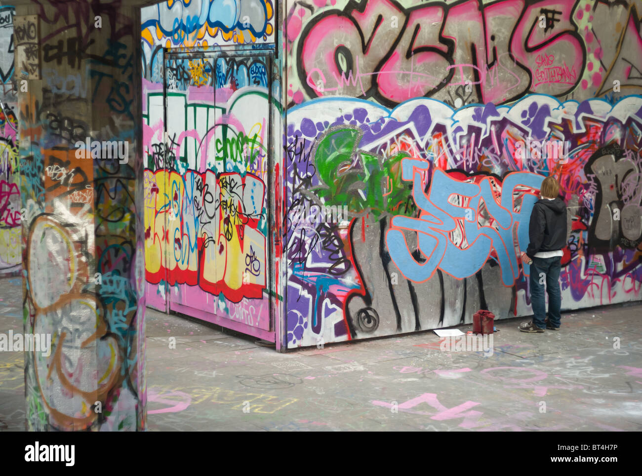 Queen elizabeth graffiti hi-res stock photography and images - Alamy