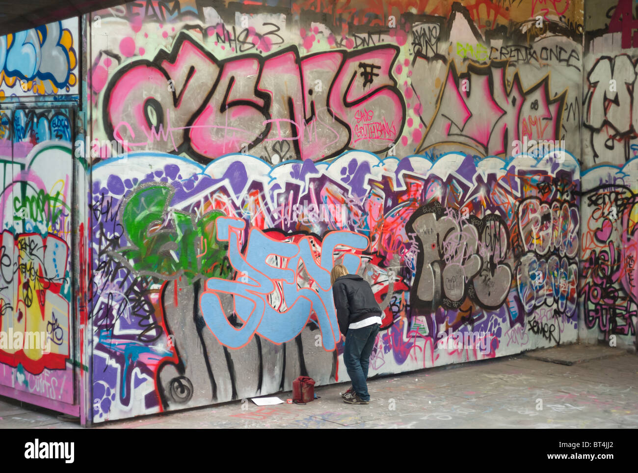 Queen elizabeth graffiti hi-res stock photography and images - Alamy