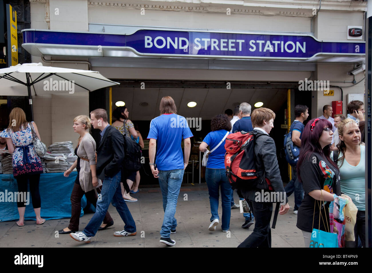Bond st tube station hi-res stock photography and images - Alamy