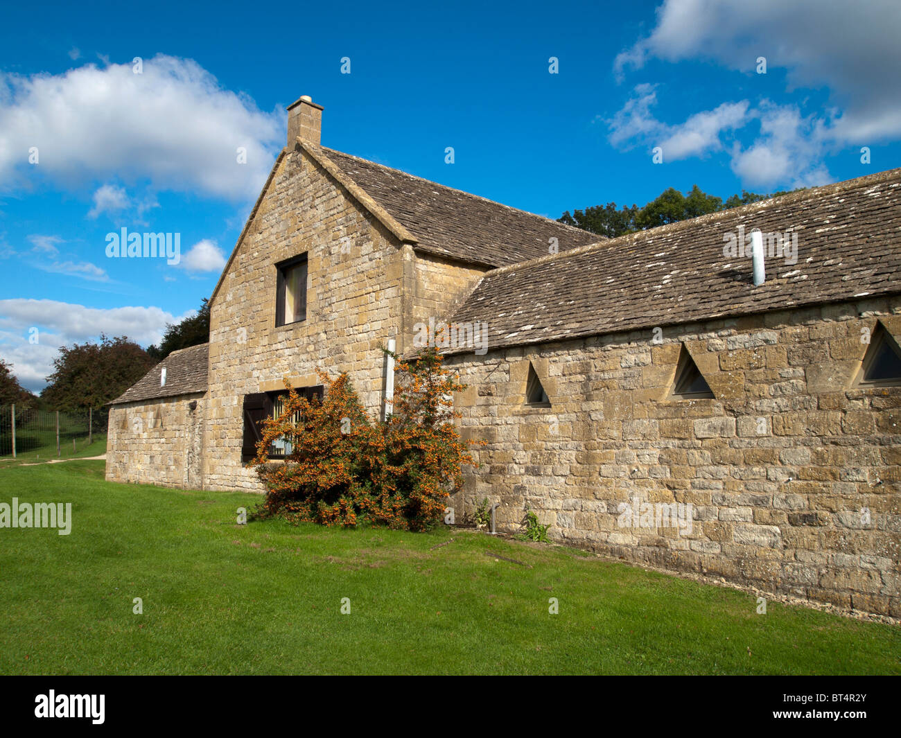 Traditional cotswolds stone farmhouse hi-res stock photography and ...