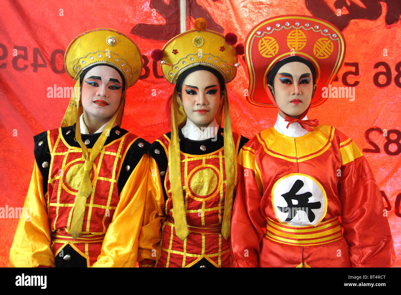 Chinese opera actor backstage hi-res stock photography and images - Alamy