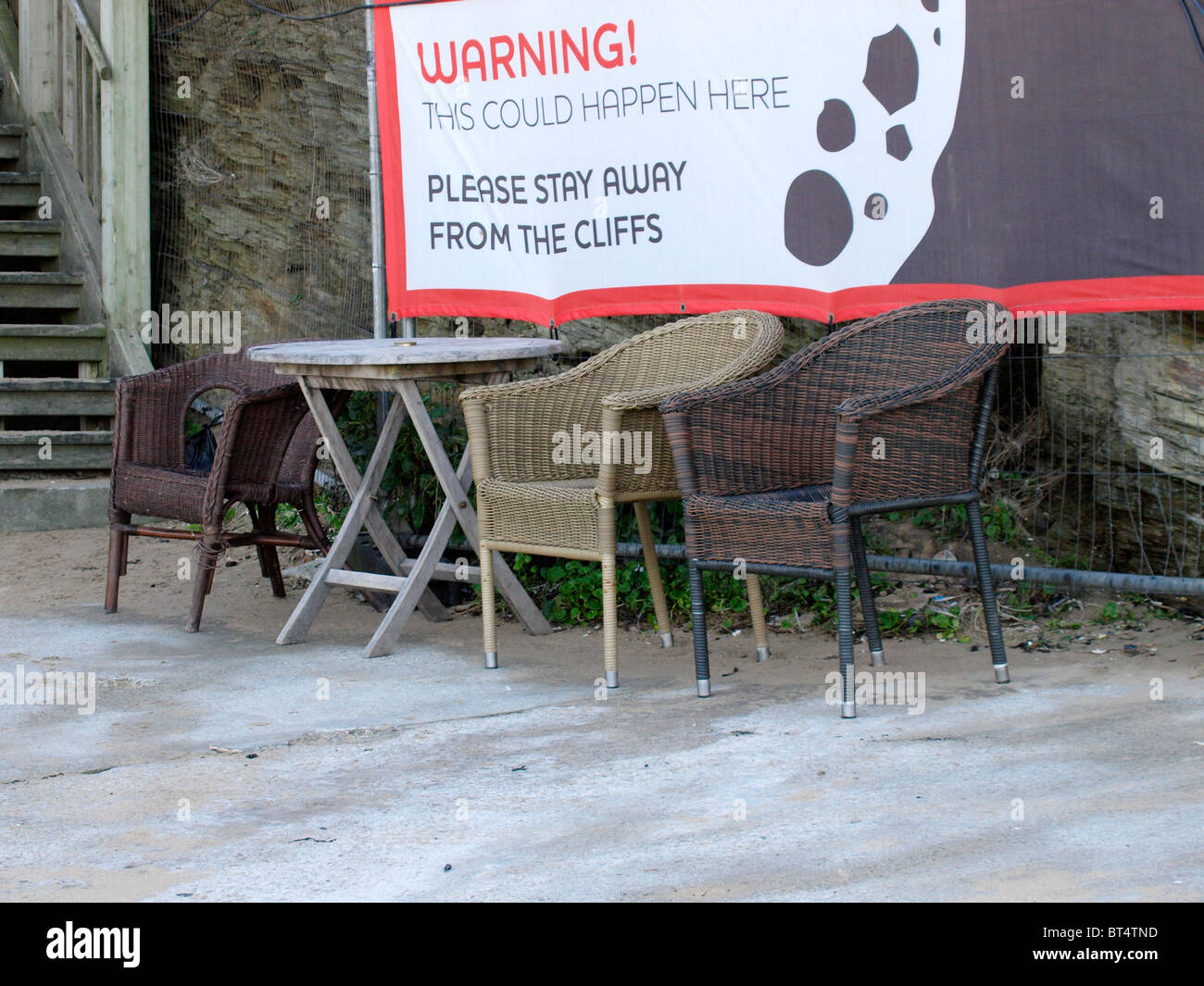 Warning sign falling rocks hi-res stock photography and images - Alamy