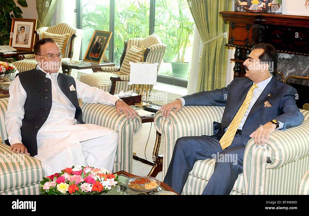 Prime Minister, Syed Yousuf Raza Gillani talks with Mian Manzoor Watto ...
