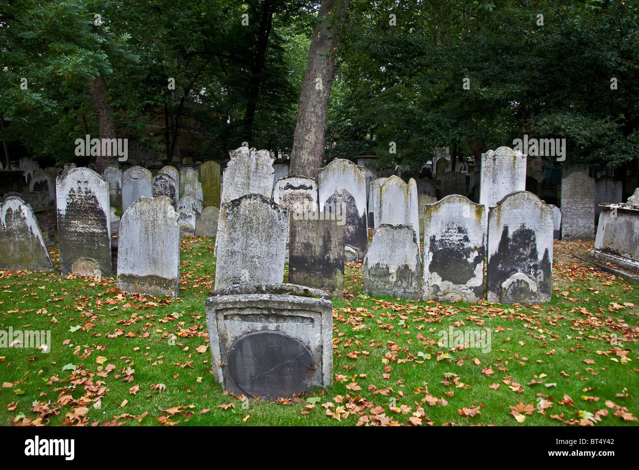 Bunhill fields burial ground or cemetery hi-res stock photography and ...