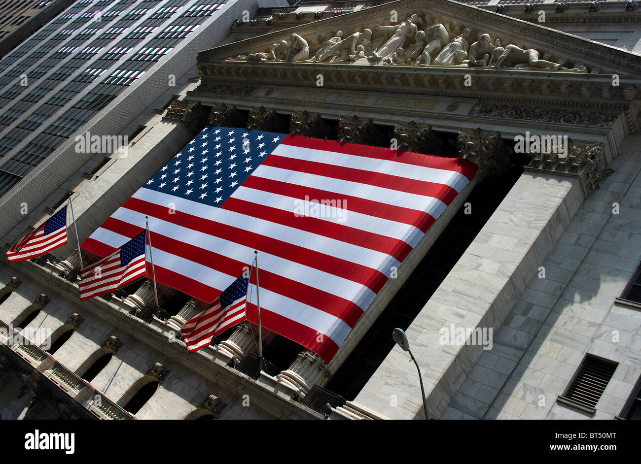 Wallstreet building flag hi-res stock photography and images - Alamy
