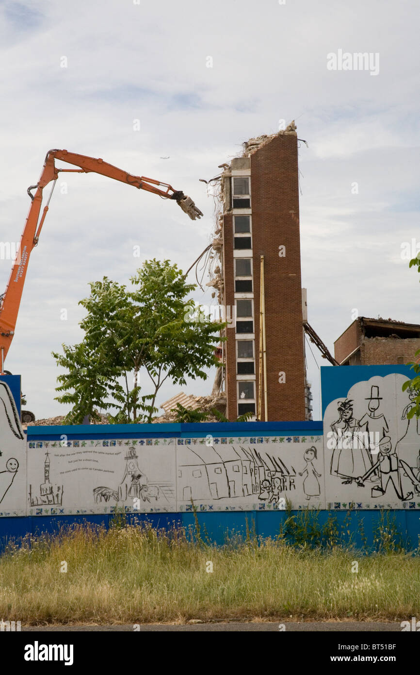 Flats demolition hi-res stock photography and images - Alamy