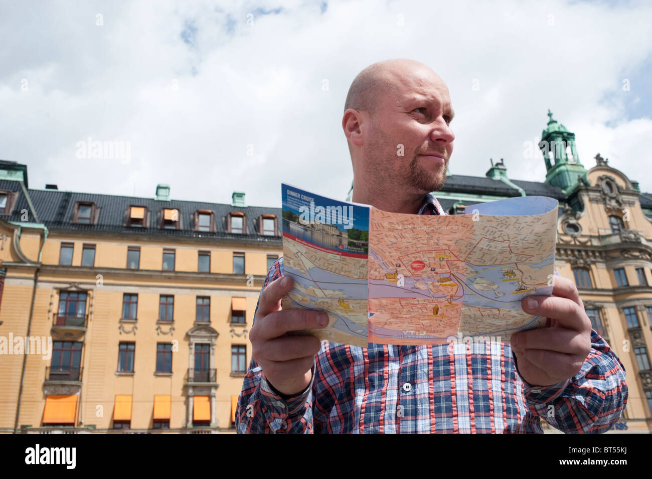 Tourist with city map Stock Photo - Alamy