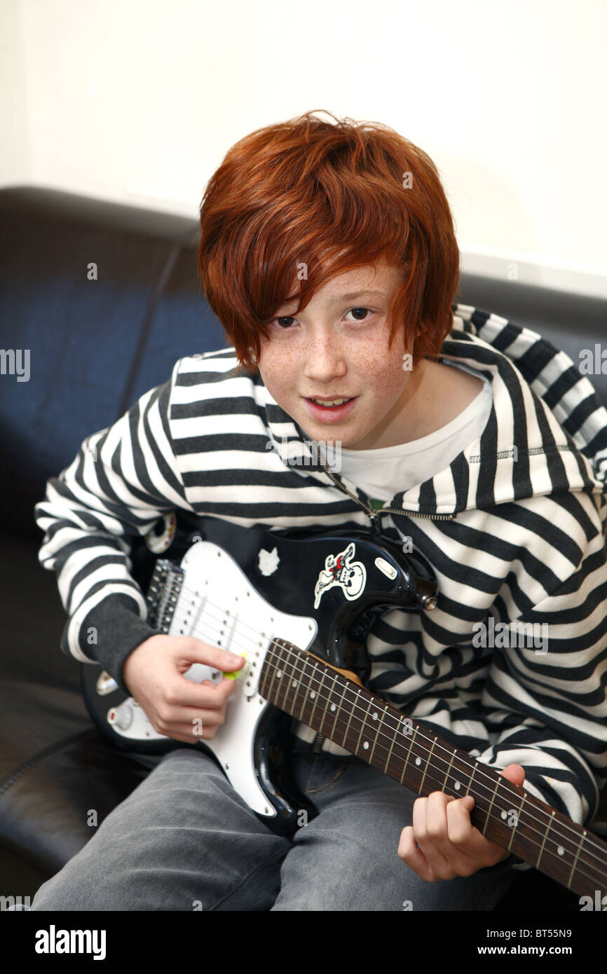Teenage boy playing his electric guitar Stock Photo - Alamy