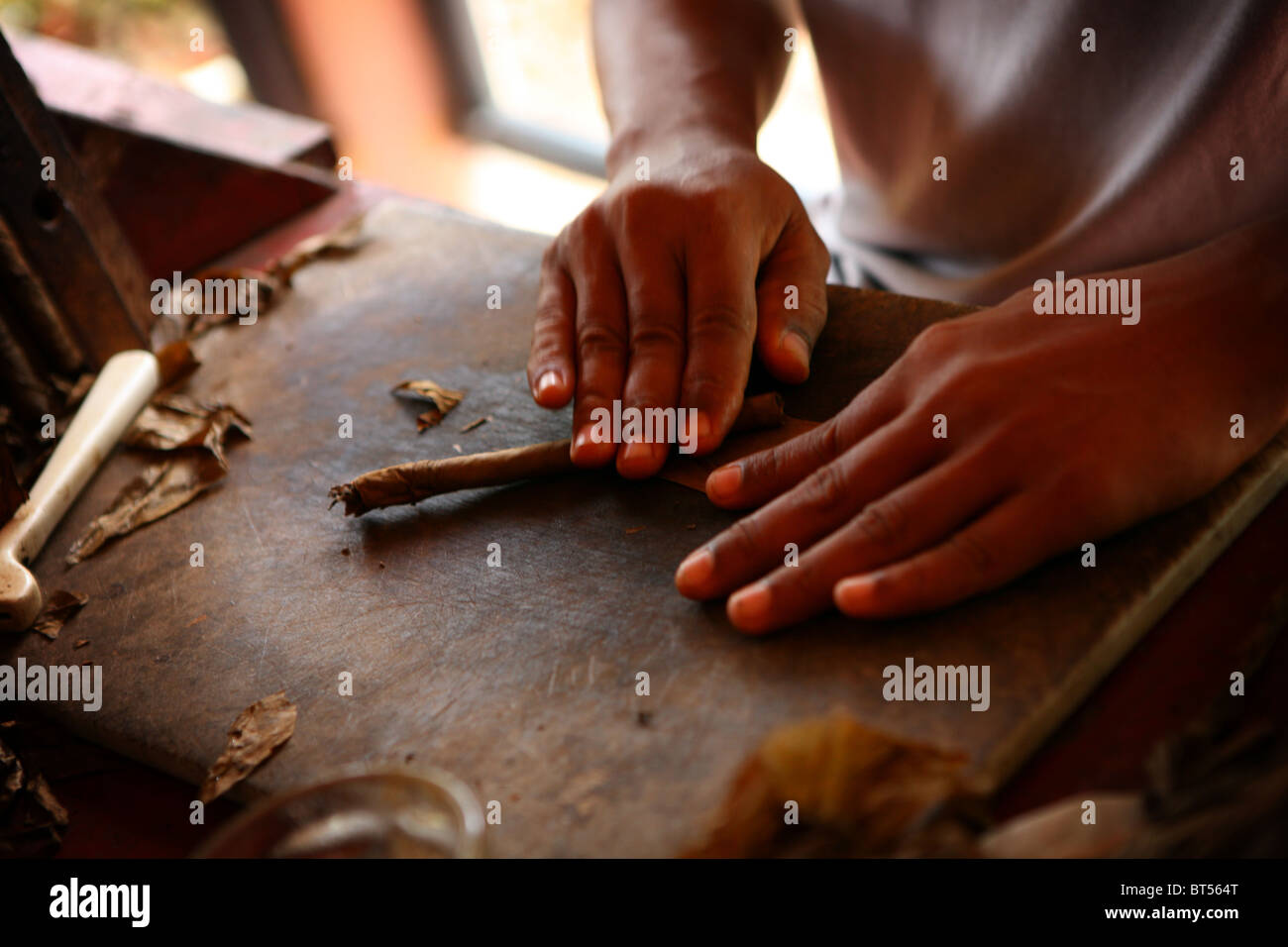 Hand rolled cigar hi-res stock photography and images - Alamy