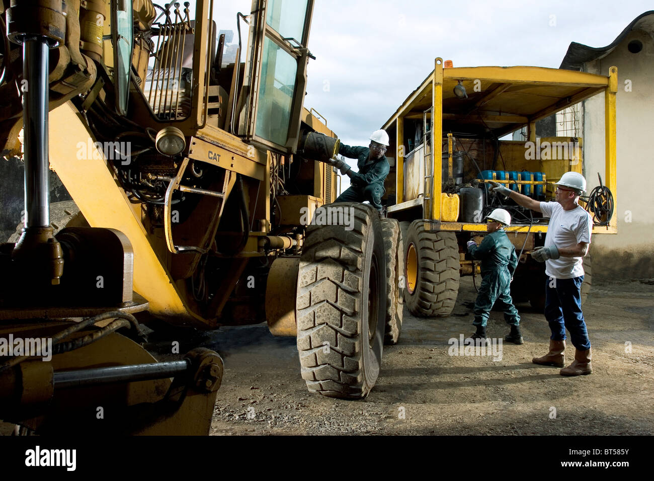 Luba Oil Freeport. Vehicle maintenance workshop. Replacing air filter ...