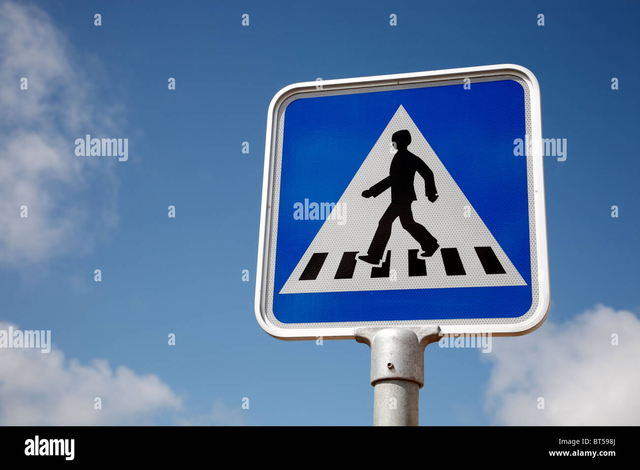 Crosswalk traffic sign Stock Photo - Alamy