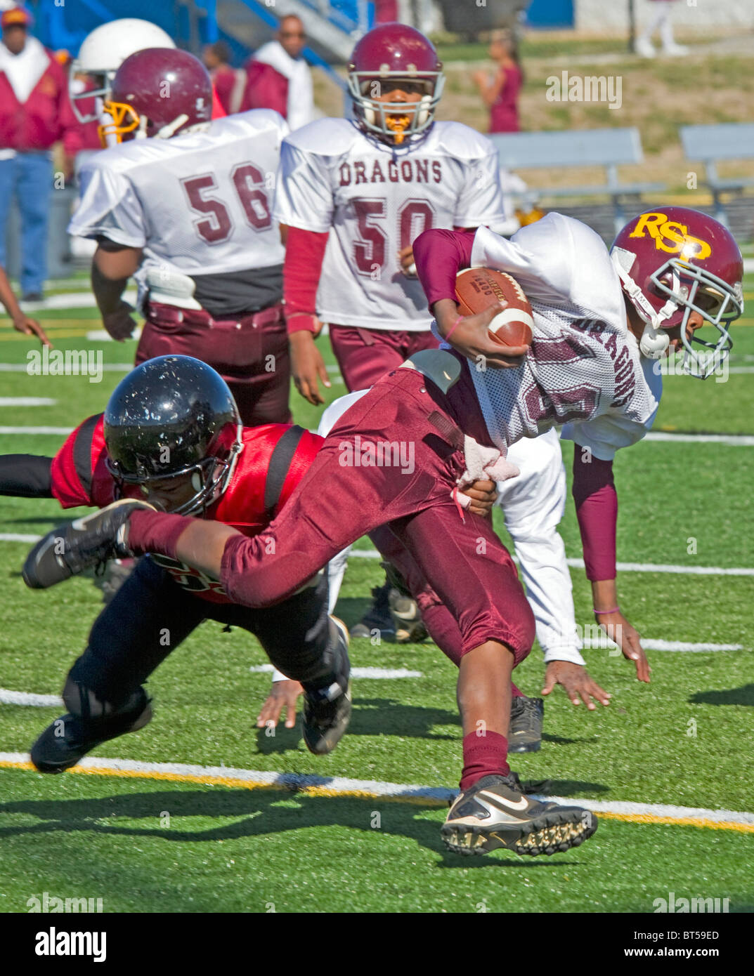 American football kids tackling hi-res stock photography and images - Alamy