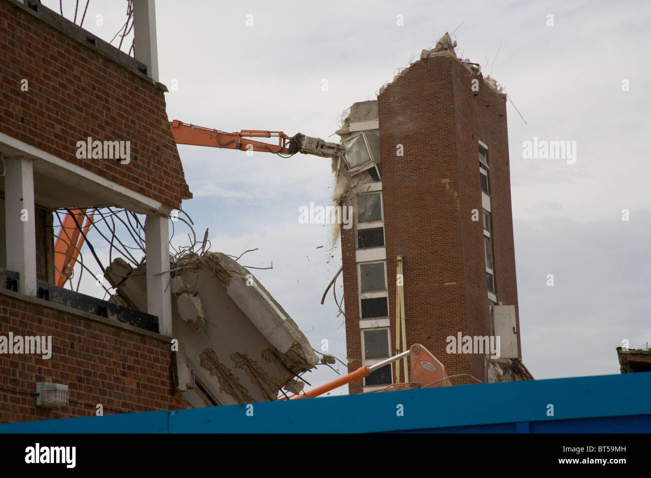 Demolition of tower block of flats Stock Photo - Alamy