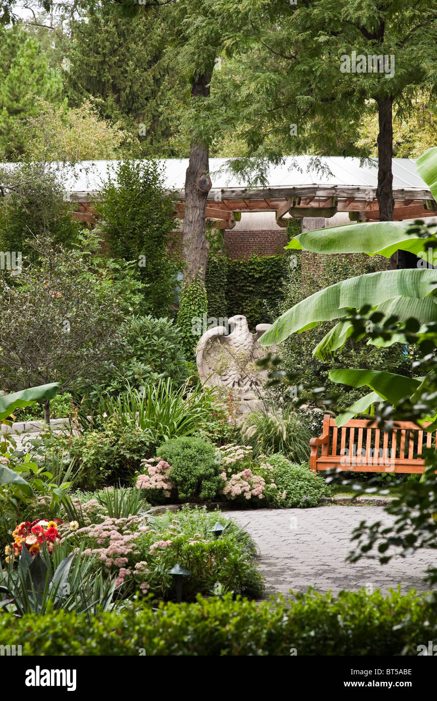 Zoo bench hi-res stock photography and images - Alamy