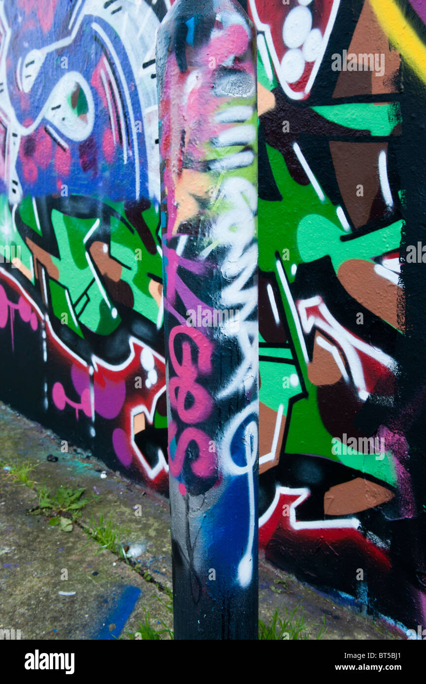 graffiti on wall and lampost Stock Photo - Alamy