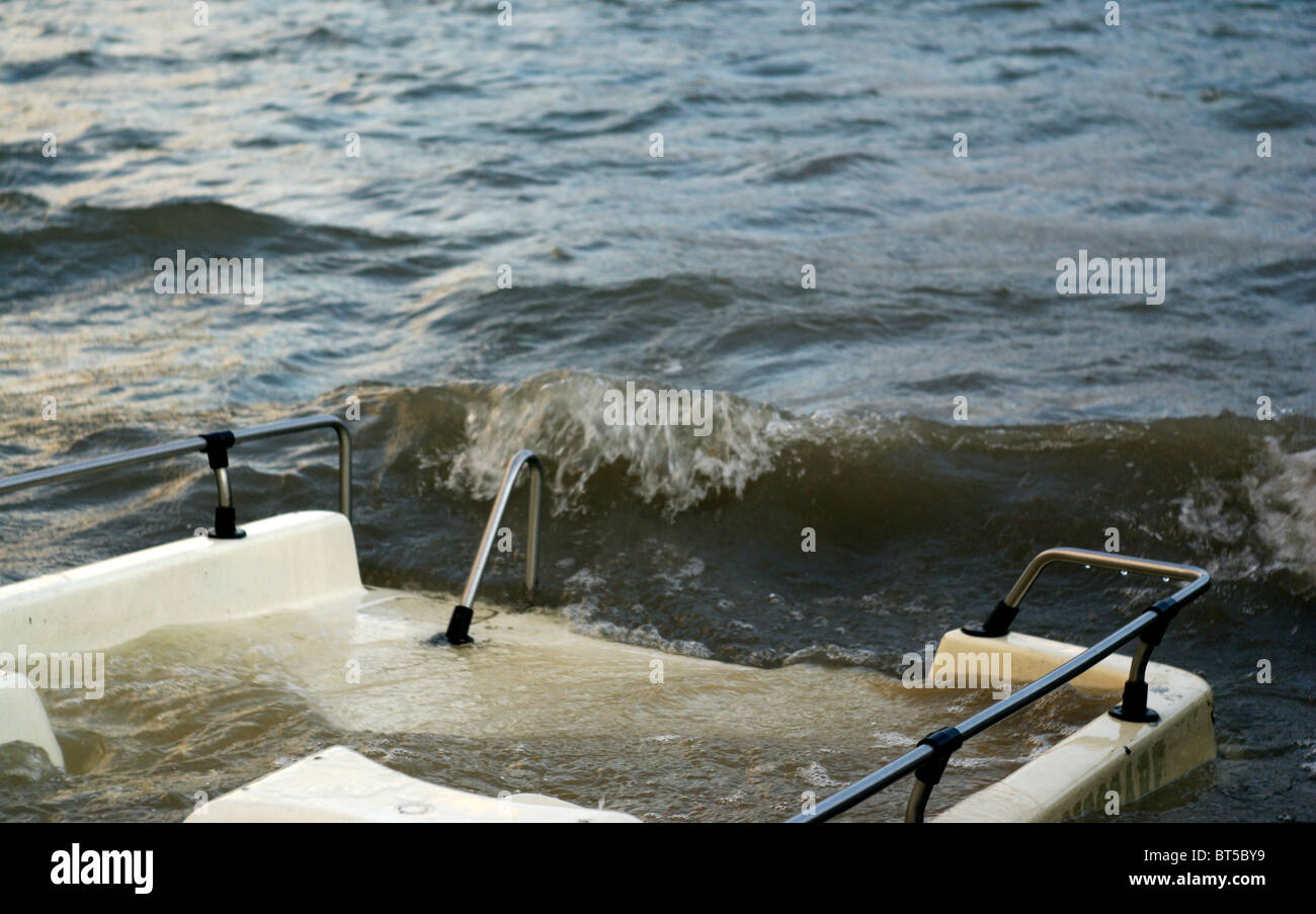 Boat sinking hi-res stock photography and images - Alamy