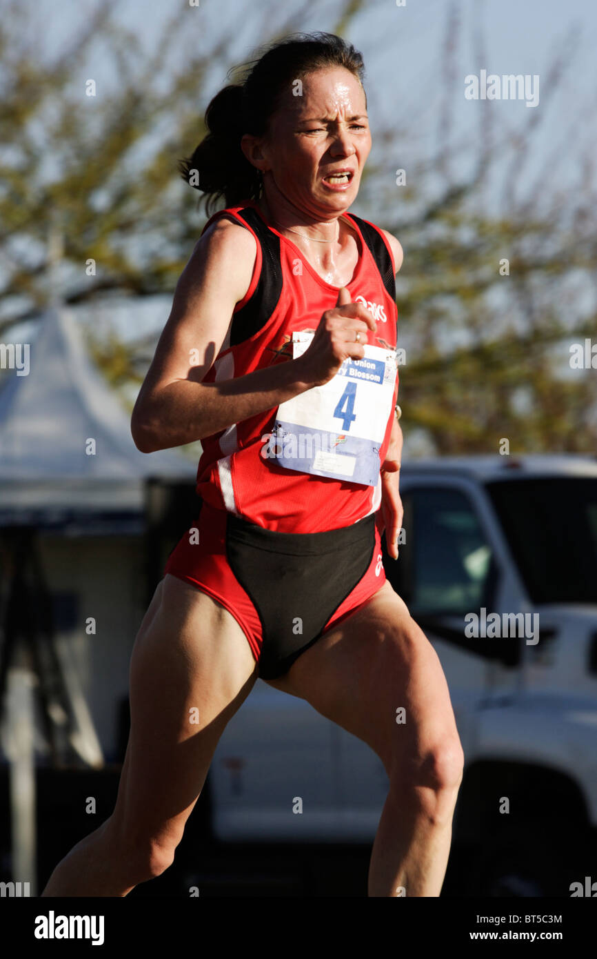 Female competitor running in the 2006 Cherry Blossom 10K race in ...