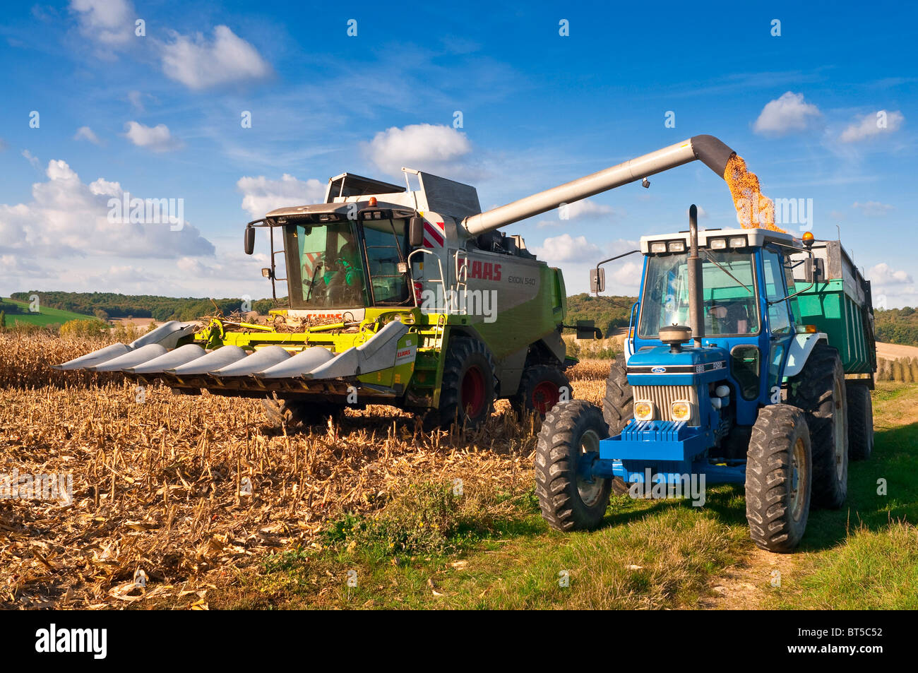 Claas Lexion 540 combine harvester unloading Maize / Sweet Corn crop ...