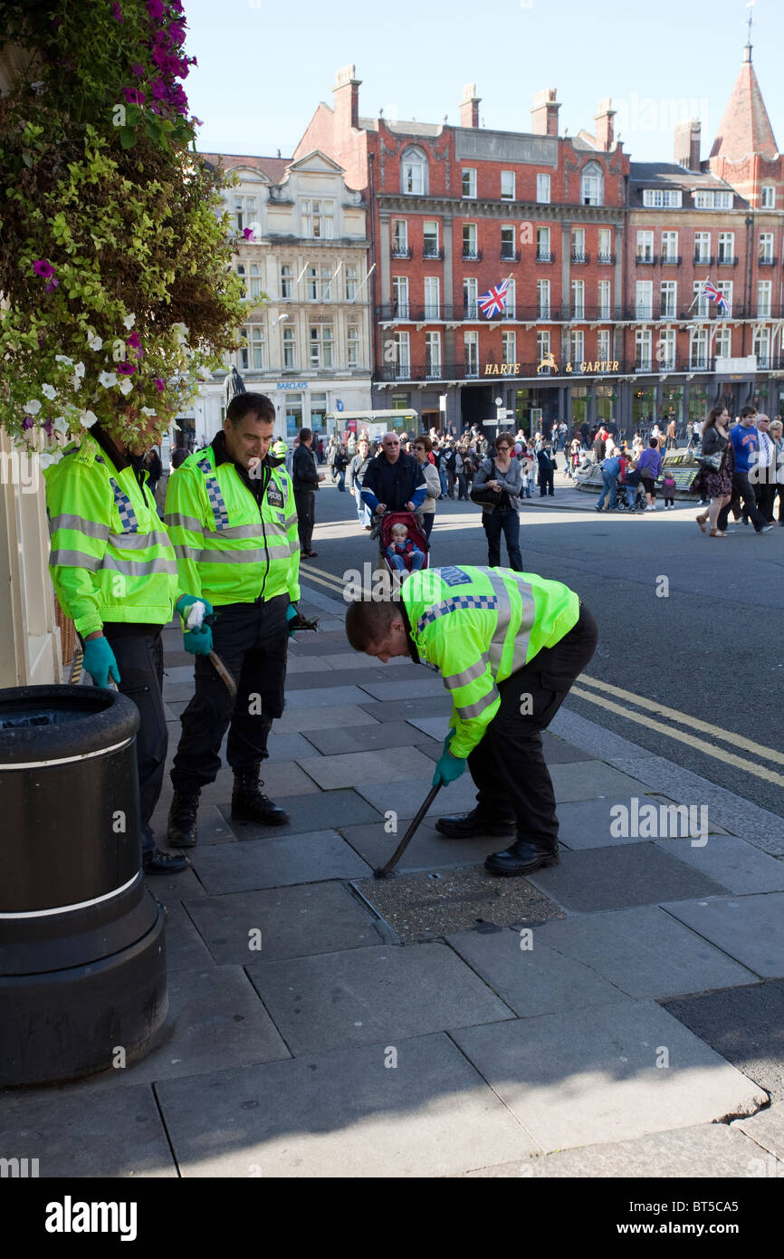 Police Officers making security checks outside Windsor Castle ...