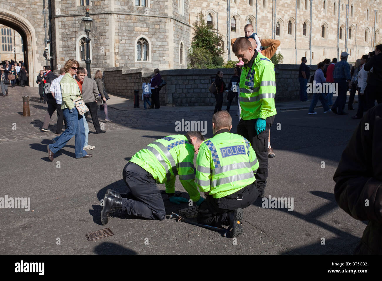 Police Officers making security checks outside Windsor Castle ...