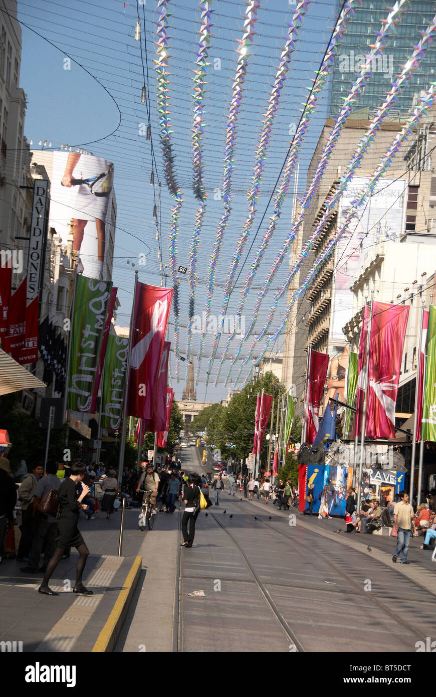 One of Melbourne's busy streets in summer Stock Photo - Alamy